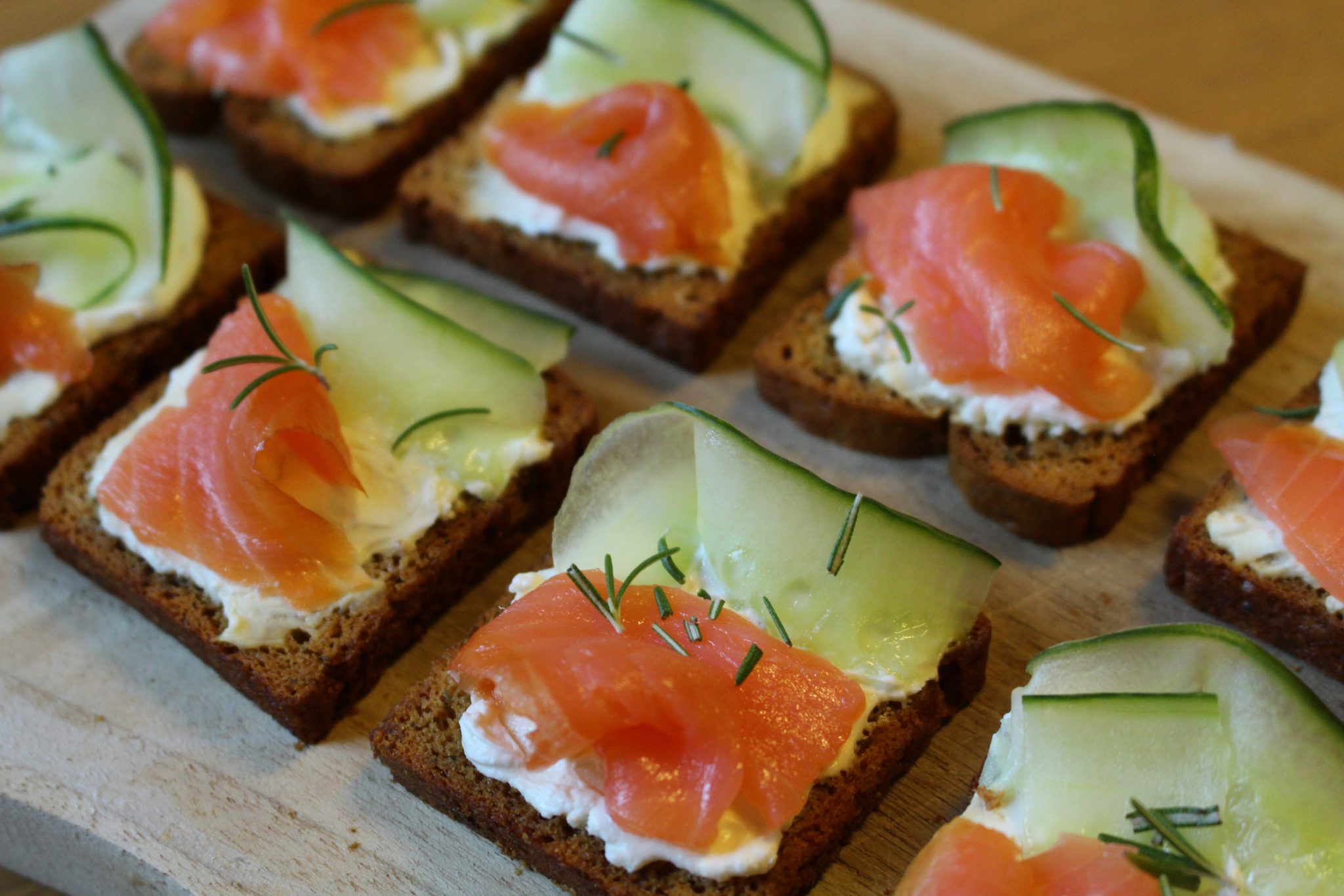 Toast de pain d'épices aneth, saumon & concombre : une recette fraîche ...